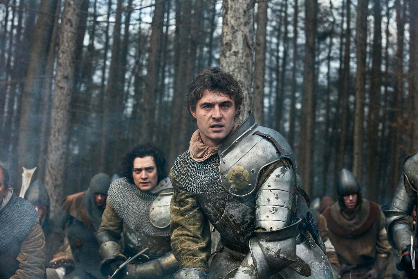 Regal în “Regina Albă” | Interviu cu MAX IRONS • Film • Zile și Nopți