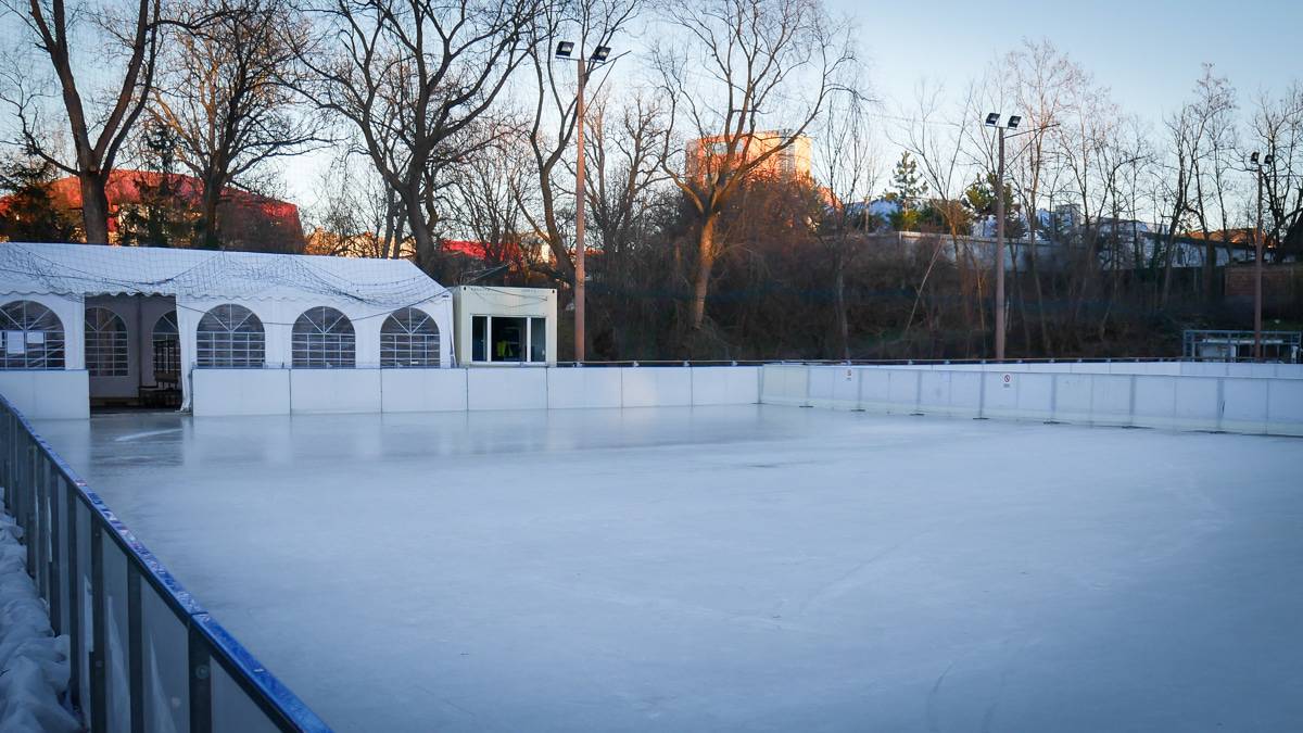 S-a deschis cel mai mare patinoar din oraș, în parcul Sub Arini • Sport ...