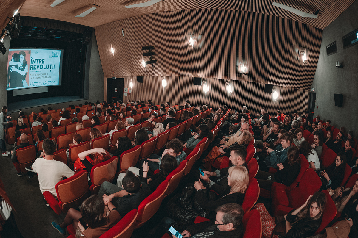 Docu-ficțiunea ÎNTRE REVOLUȚII intră în cinema • Film • Zile și Nopți