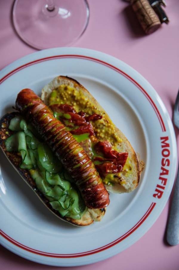 POVEŞTI DIN BUCUREŞTI | MOSAFIR - localul care explorează conceptul de ...