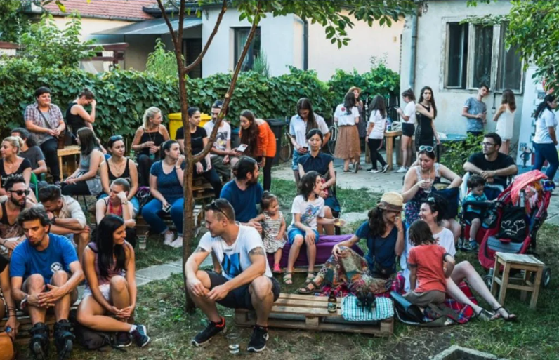 Seri de vară cu teatru în Grădina BIS, toată luna iulie • Artă ...